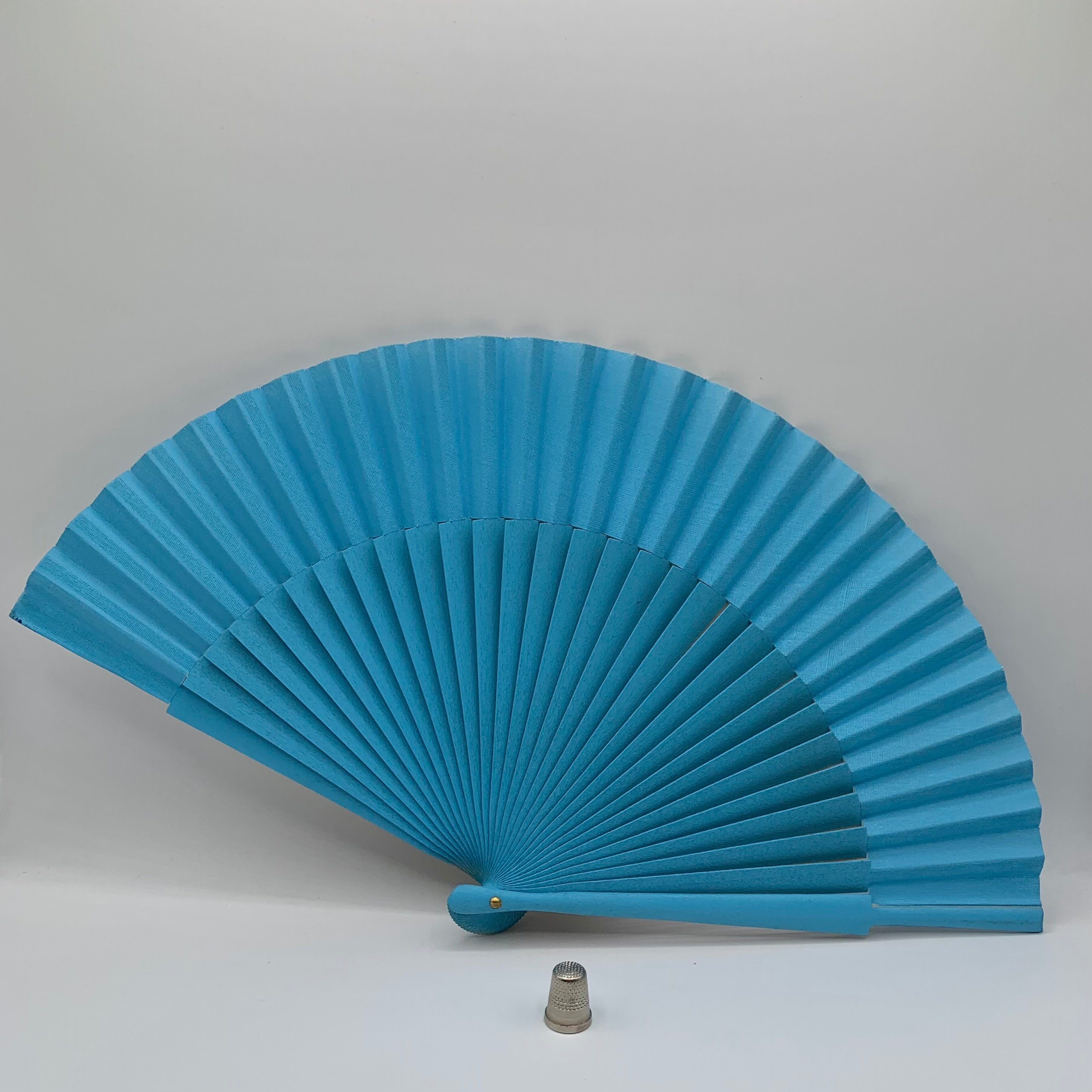 Abanico de madera liso color azul – La Crisálida