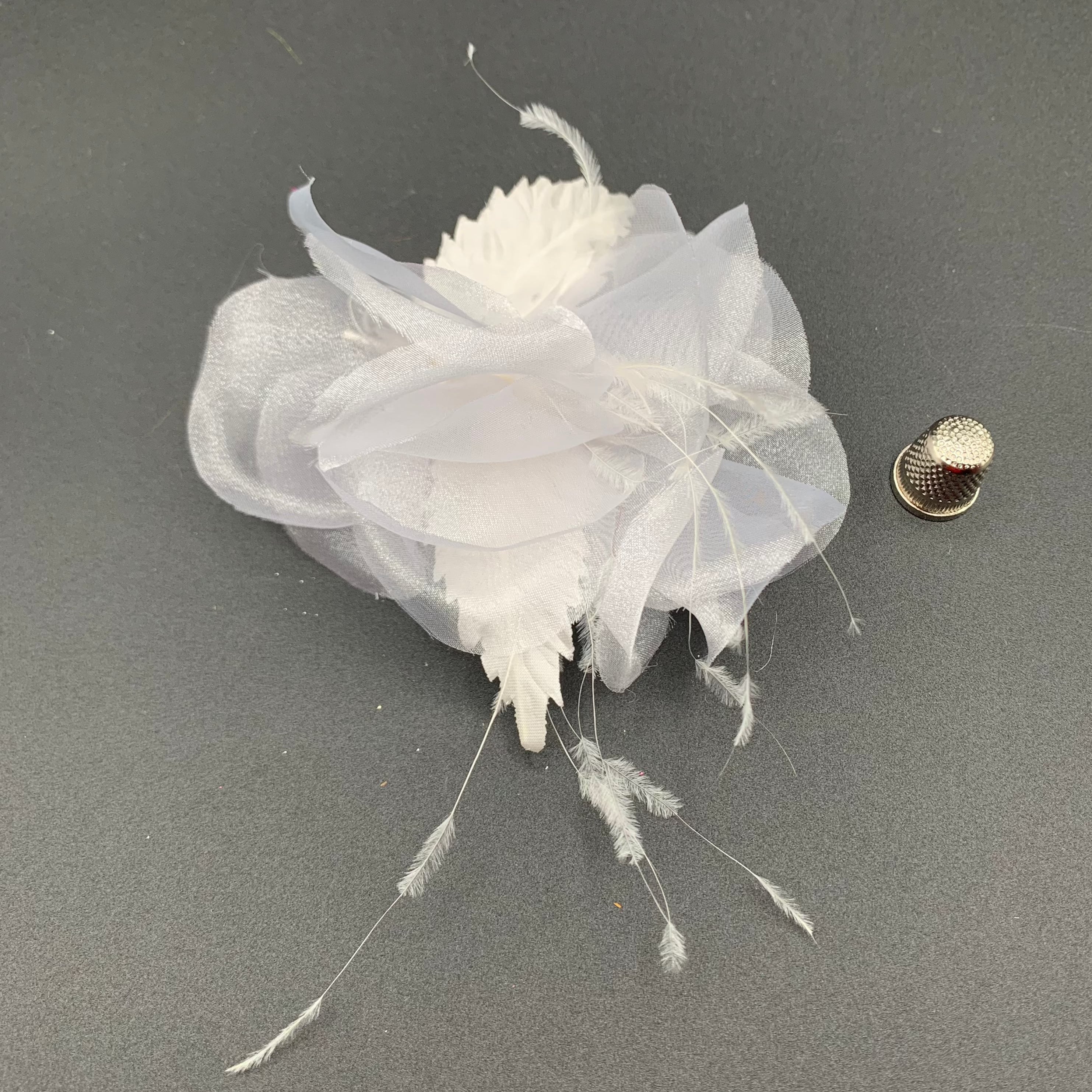 Flor de tela y plumas color blanco – La Crisálida