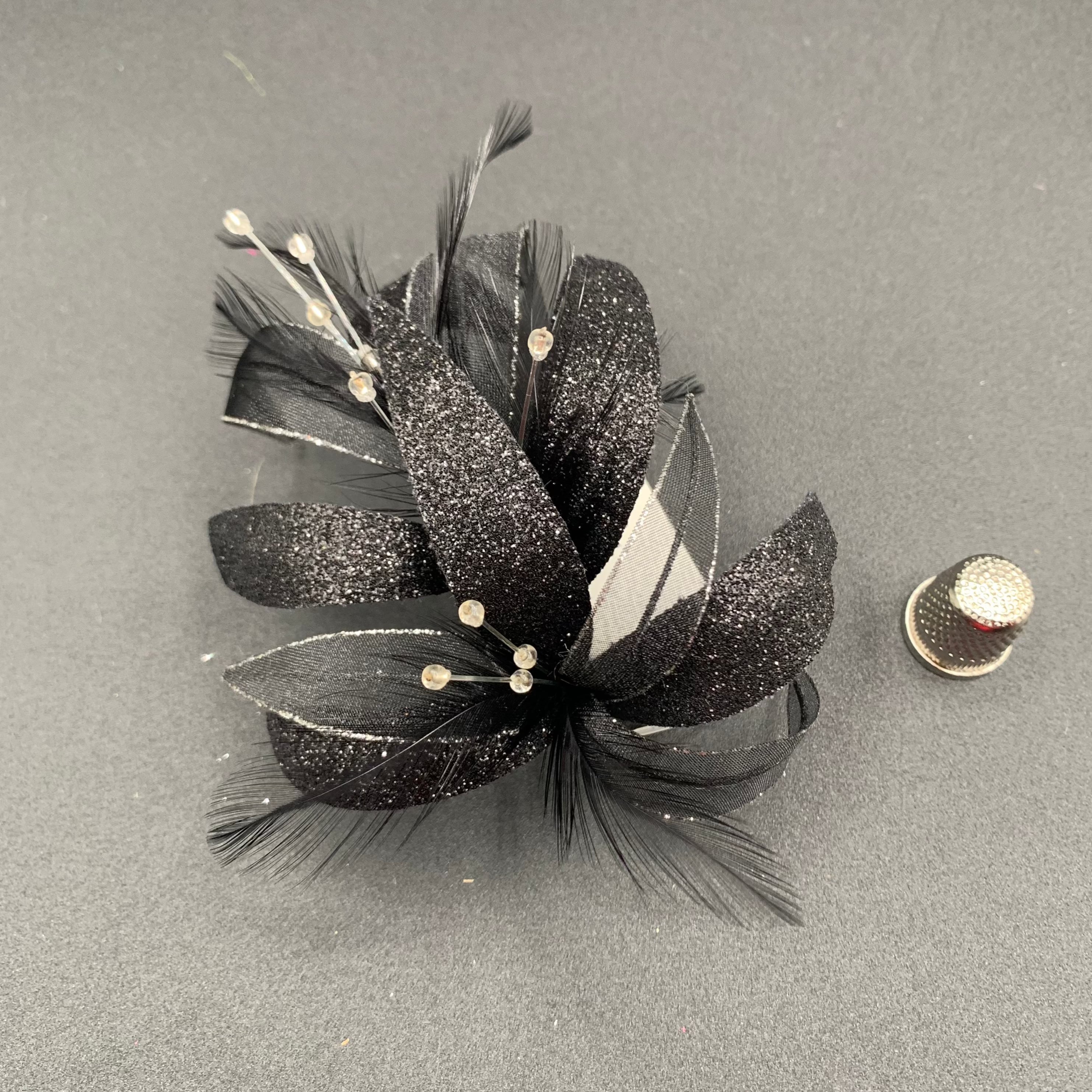 Flor de tela y plumas color negro – La Crisálida
