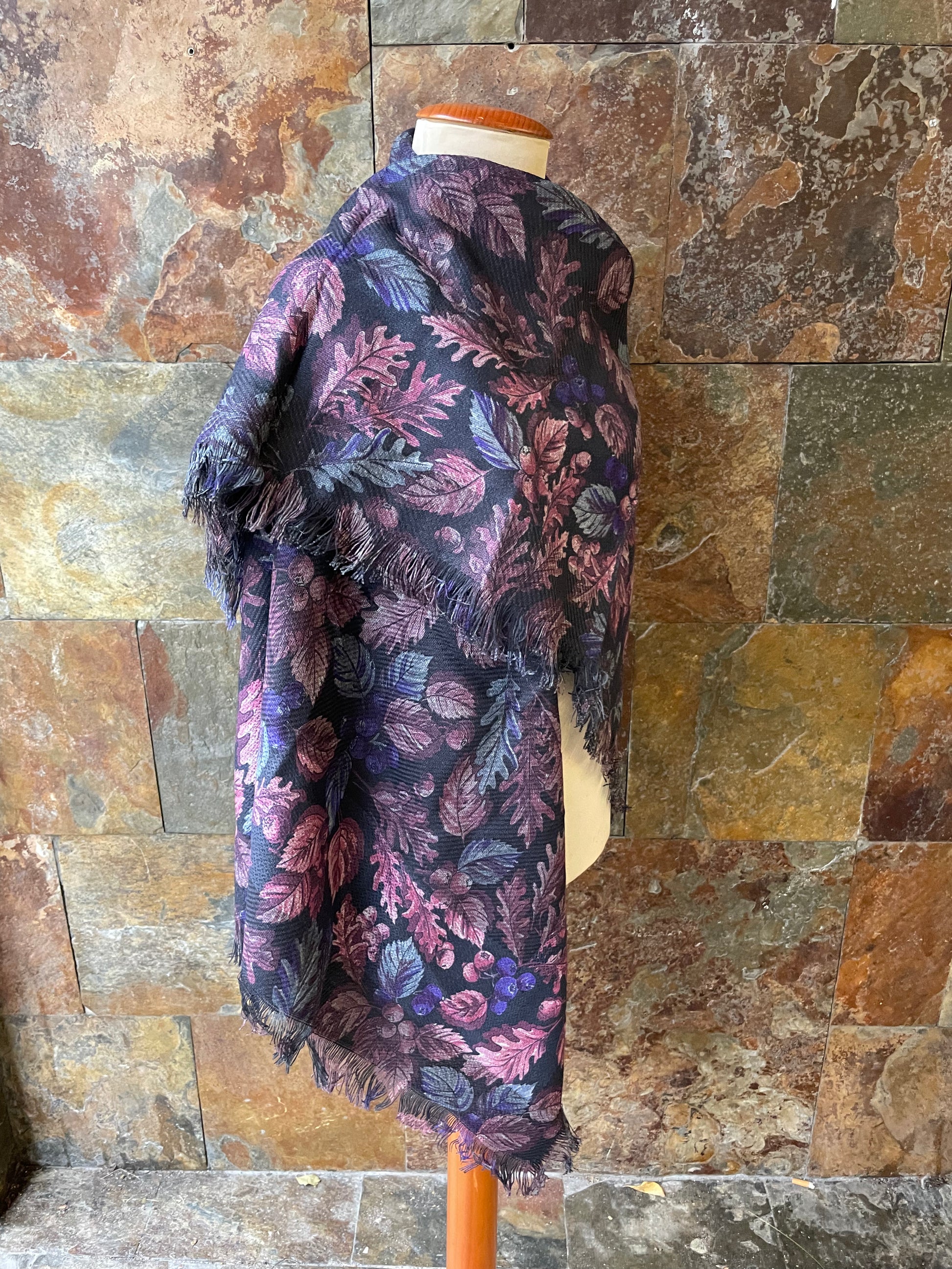 Manta vintage italiana con fleco en colores negro y tonos granates y a ...