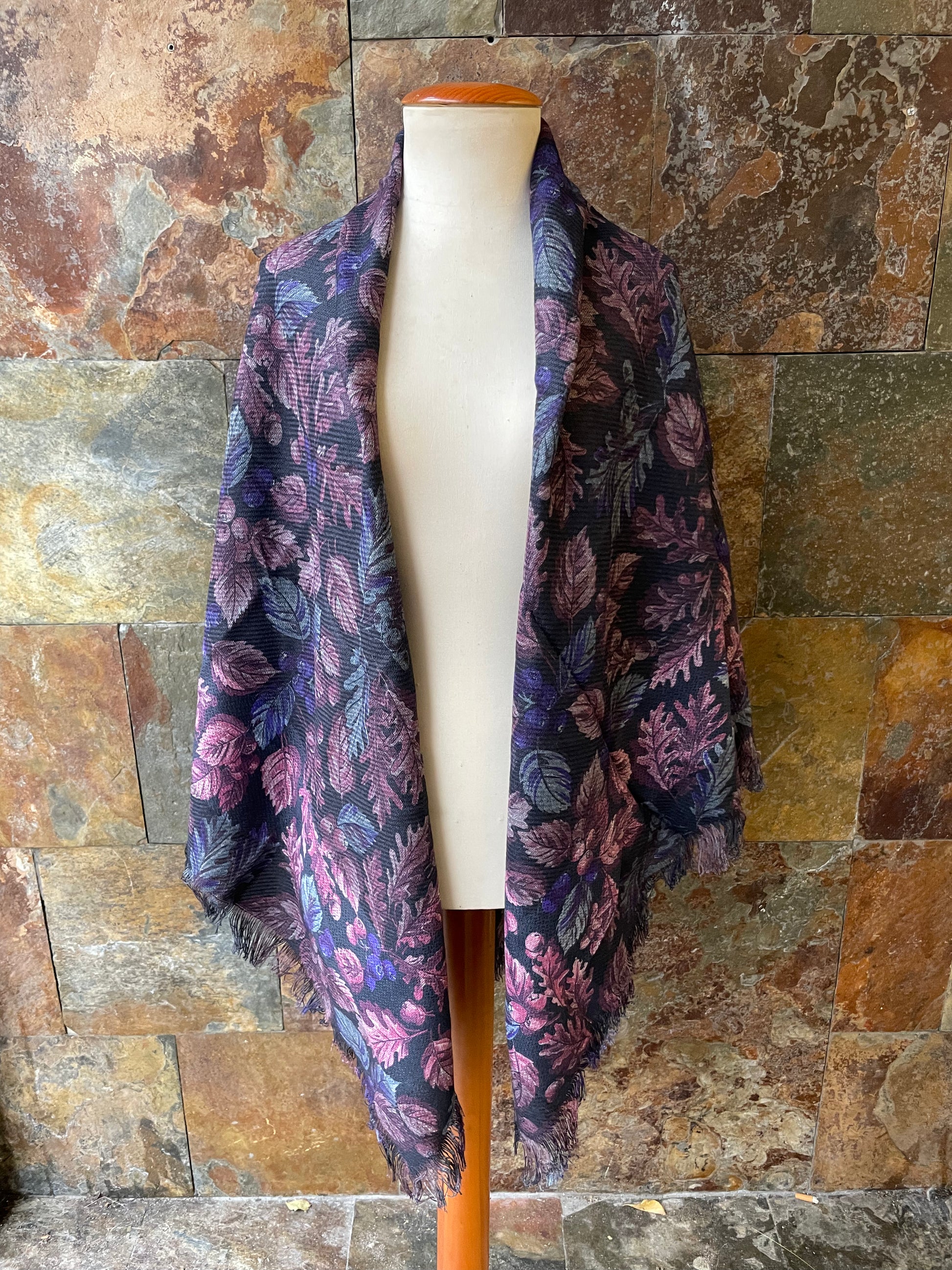 Manta vintage italiana con fleco en colores negro y tonos granates y a ...